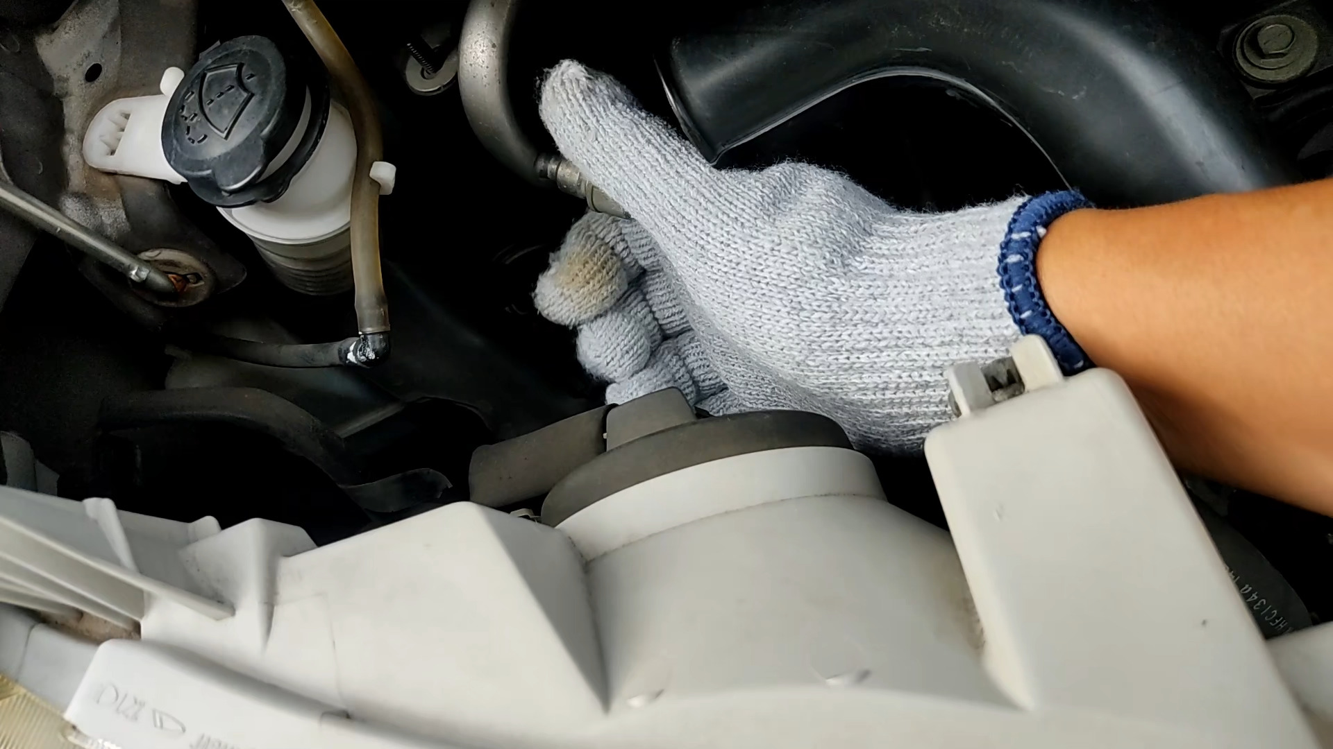 タント （DBA-L375S） エアコンガスと添加剤の補充方法 - Picoli Blog｜ピコリブログ